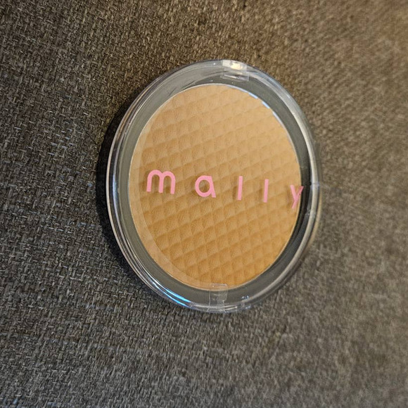 Mally Beauty | Makeup | New Mally Liquifuse Powder Foundation Medium ...